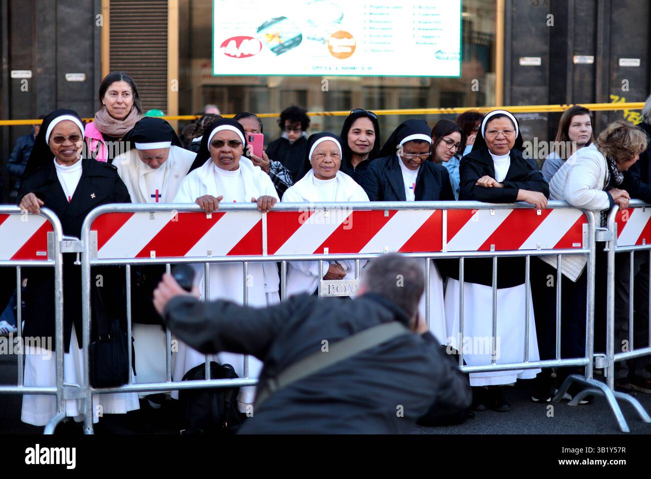 Ordensschwestern warten hinter einer Absperrung, bei der Basilika Santa ...