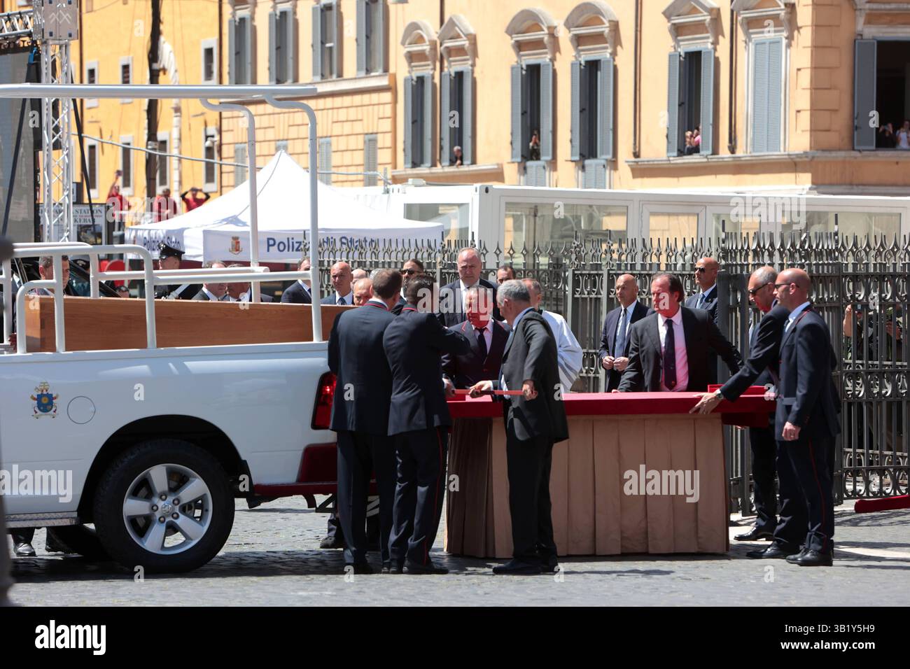 Das Papamobil mit dem Leichnam von Papst Franziskus, trifft bei der ...