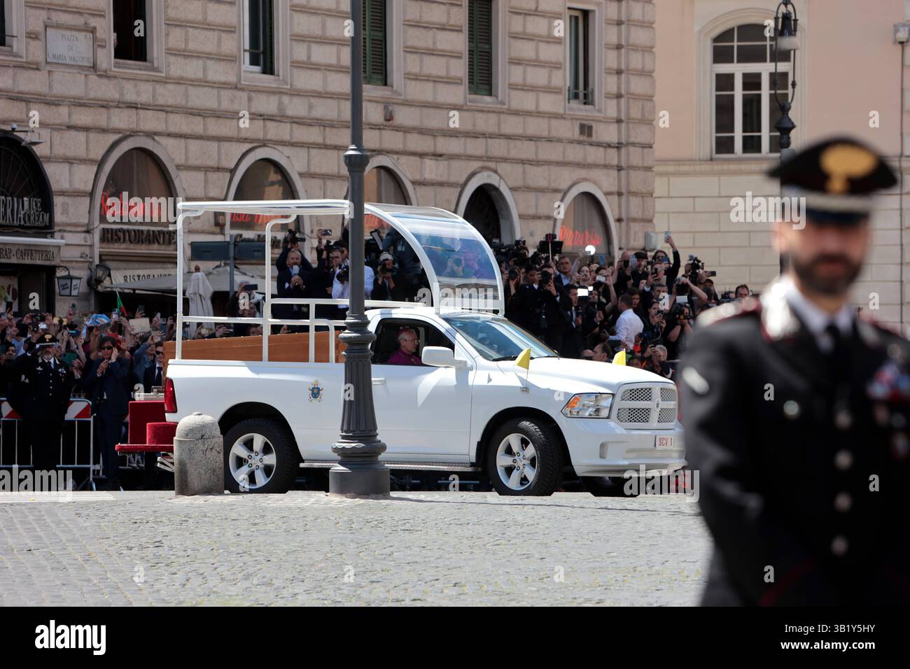 Das Papamobil mit dem Leichnam von Papst Franziskus, trifft bei der ...