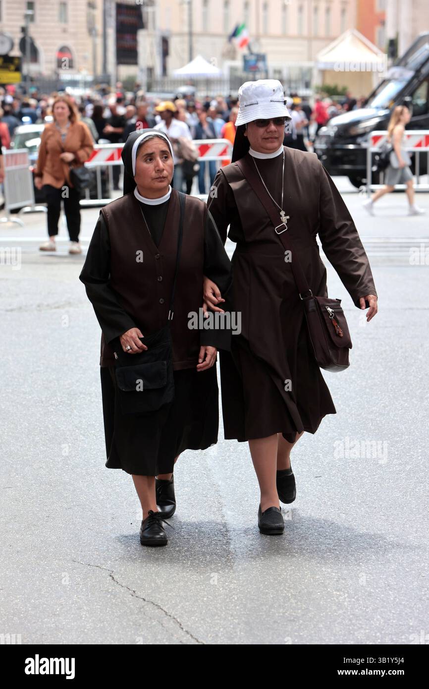 Zwei Ordensschwestern verlassen nach der Beisetzung von Papst ...