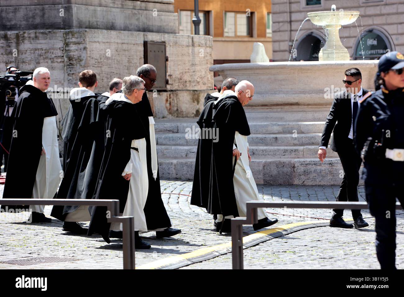 Mönche auf dem Weg in die Basilika Santa Maria Maggiore, in der Papst ...
