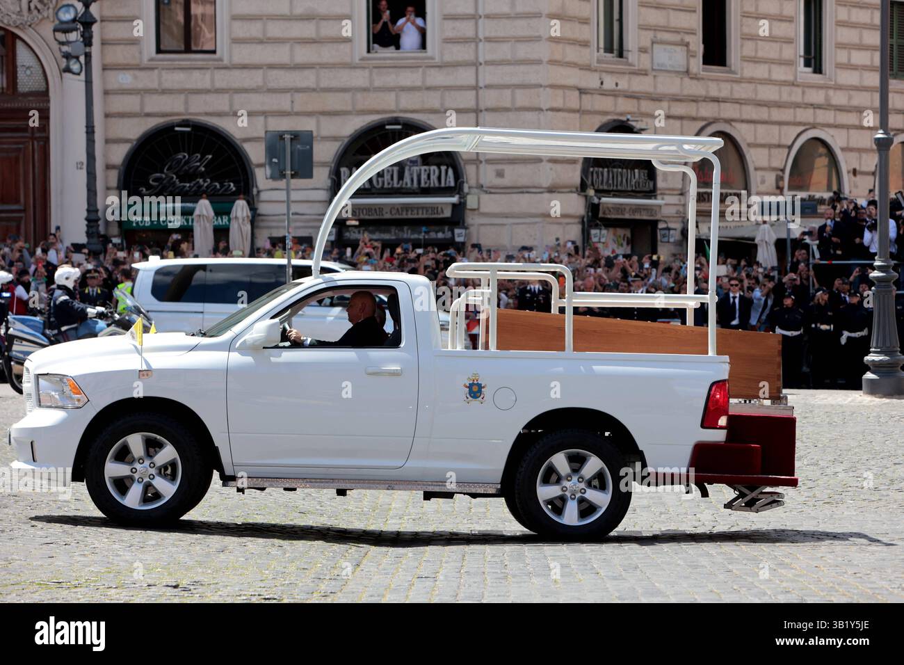 Das Papamobil mit dem Leichnam von Papst Franziskus, trifft bei der ...