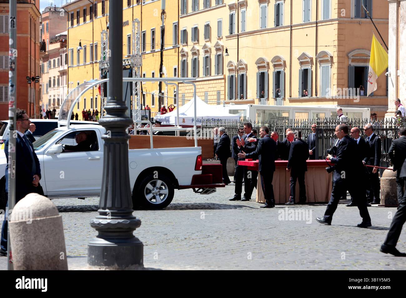 Das Papamobil mit dem Leichnam von Papst Franziskus, trifft bei der ...