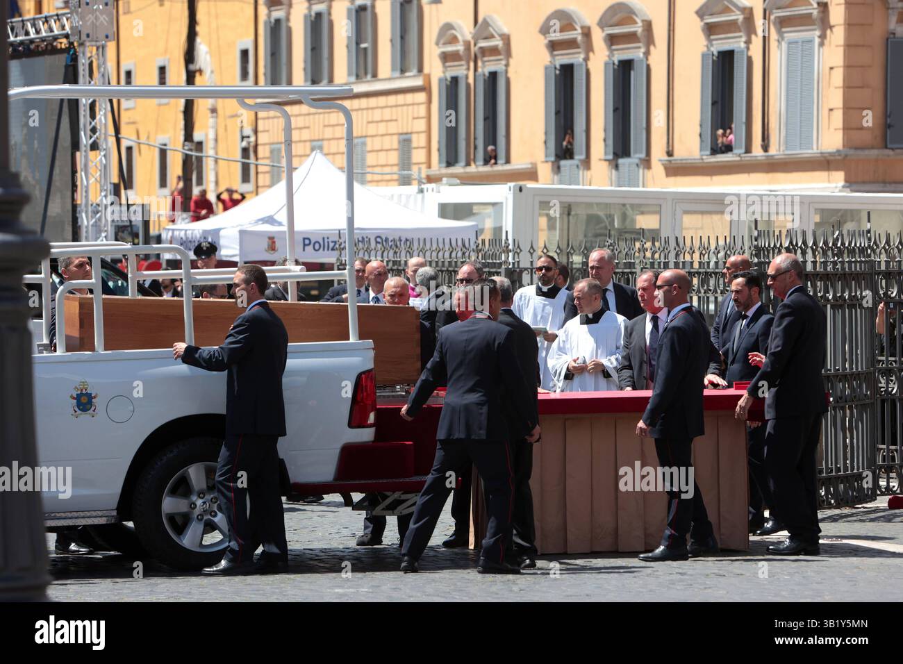 Das Papamobil mit dem Leichnam von Papst Franziskus, trifft bei der ...