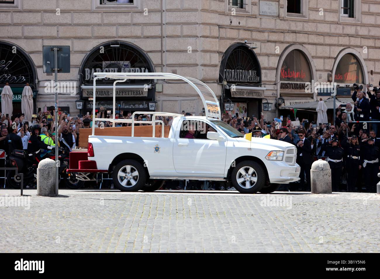 Das Papamobil mit dem Leichnam von Papst Franziskus, trifft bei der ...