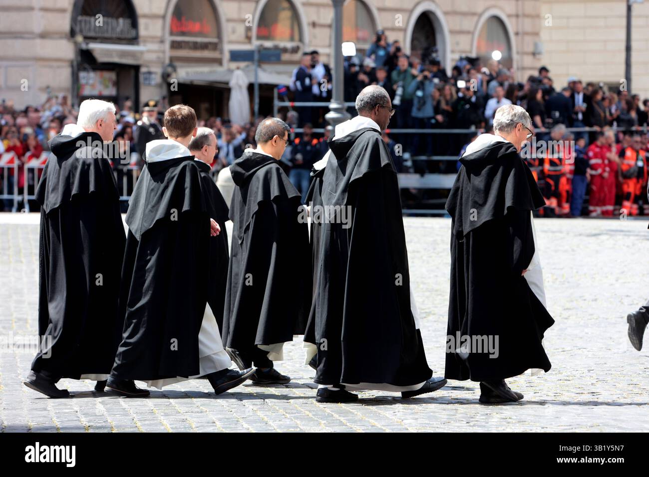 Mönche auf dem Weg in die Basilika Santa Maria Maggiore, in der Papst ...