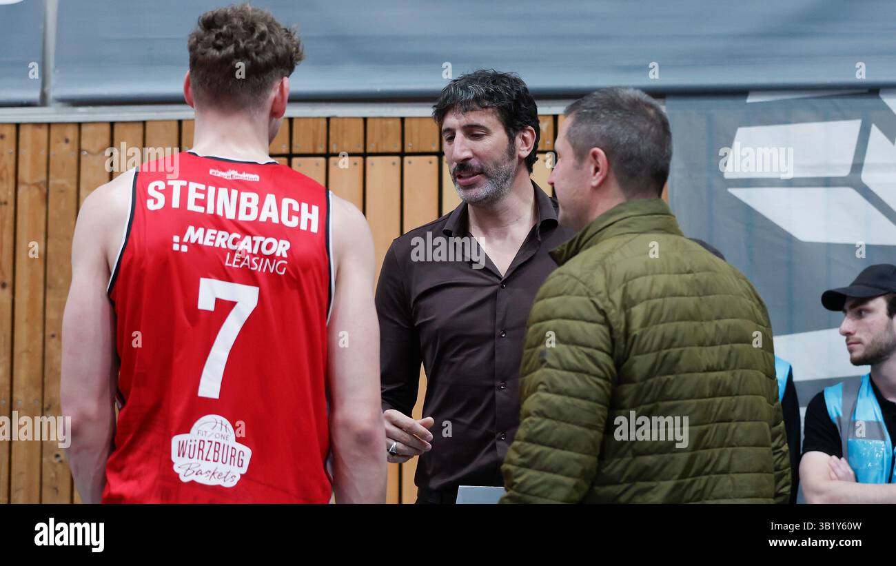 Im Bild: v.li. Hannes Steinbach (Wuerzburg Baskets, 7), links, unterh ...
