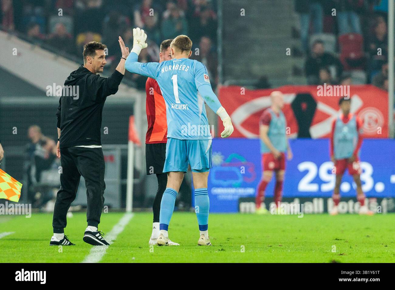 Miroslav Klose (Trainer 1. FC N?rnberg) und Jan Reichert (1. FC N?rnberg, 1) klatschen nach dem ...