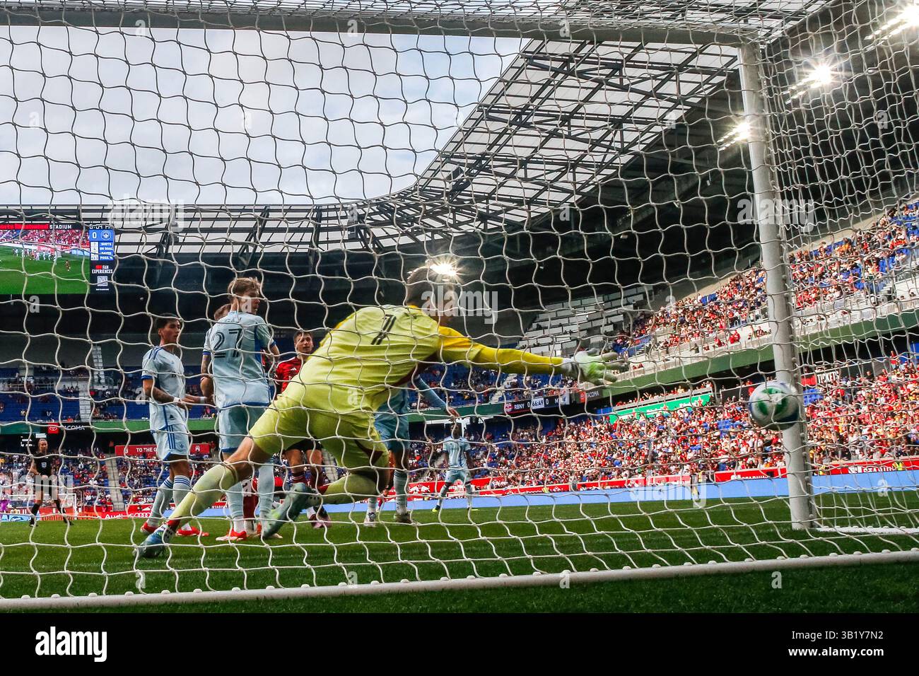 CF Montréal goalkeeper Sebastian Breza (1) fails to stop a goal by the ...