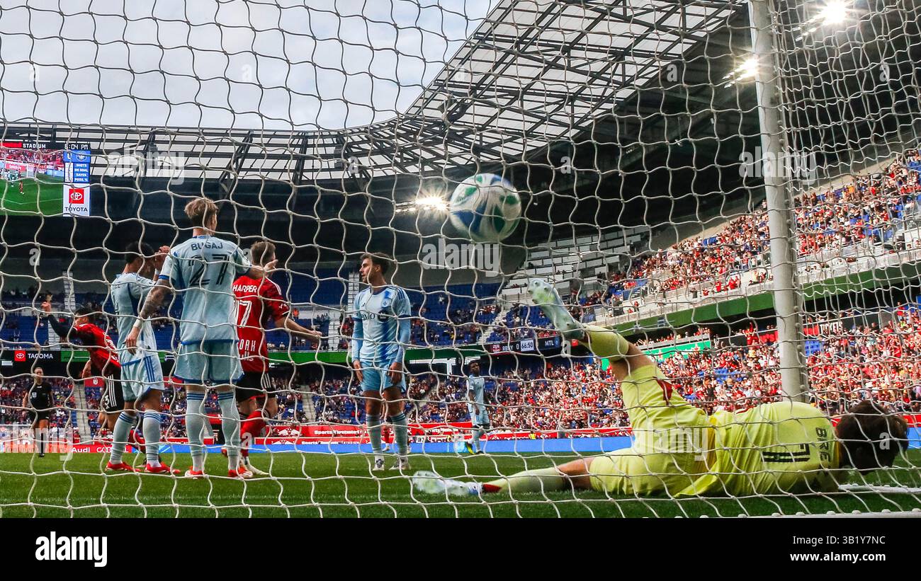 CF Montréal goalkeeper Sebastian Breza (1) fails to stop a goal by the ...