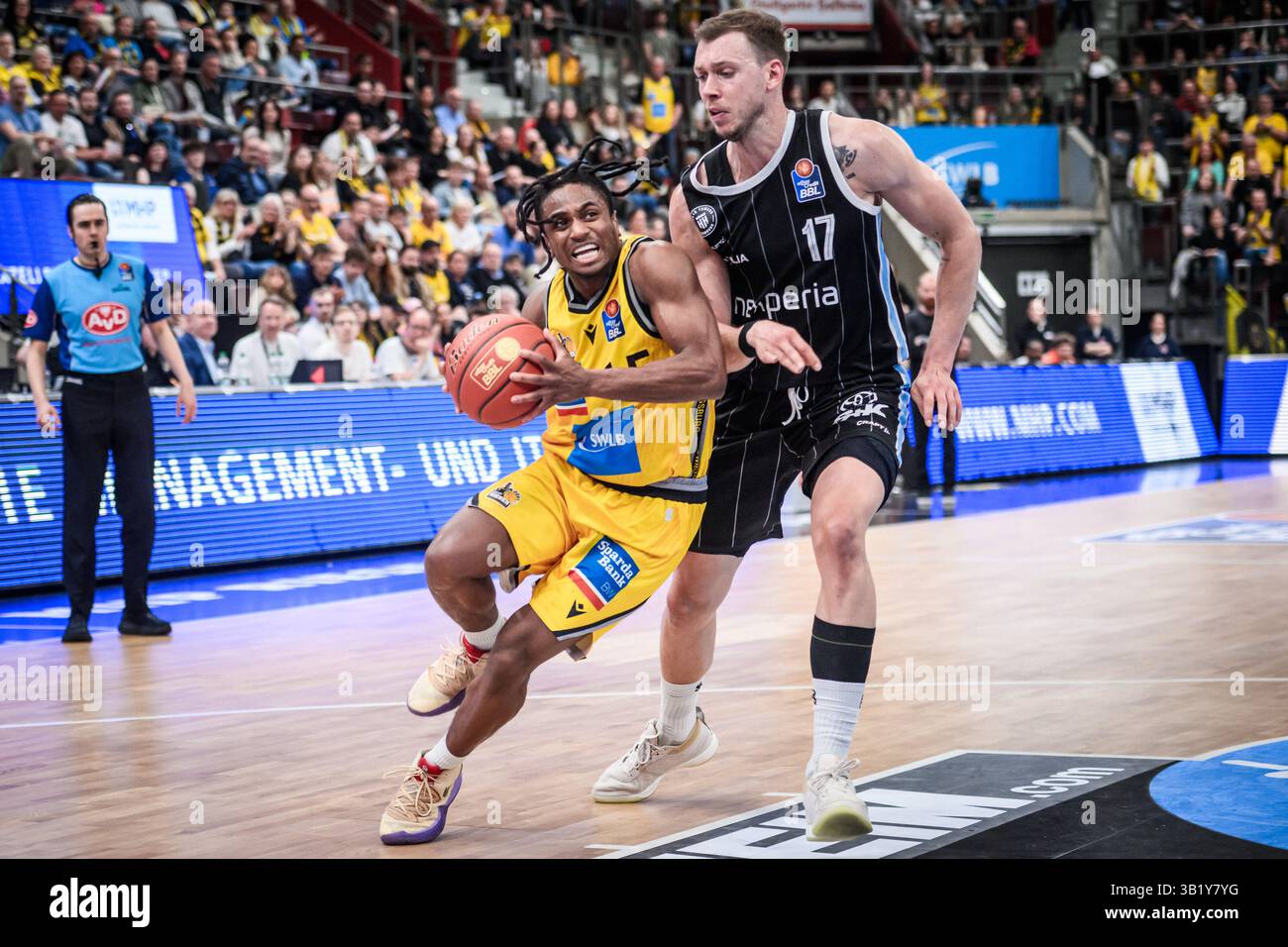 Ludwigsburg, Deutschland. 26th Apr, 2025. Ezra Manjon (MHP Riesen Ludwigsburg, #15) vs. Jan ...