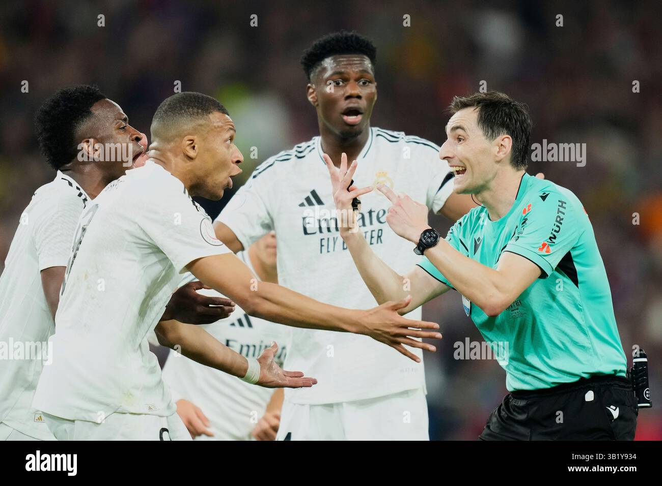 Real Madrid players argue with referee Ricardo De Burgos Bengoetxea ...