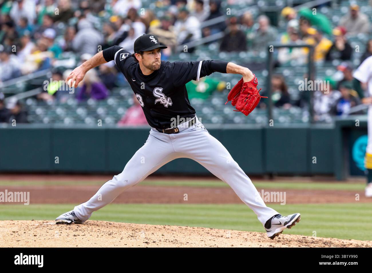 Chicago White Sox pitcher Penn Murfee throws to the Athletics during ...