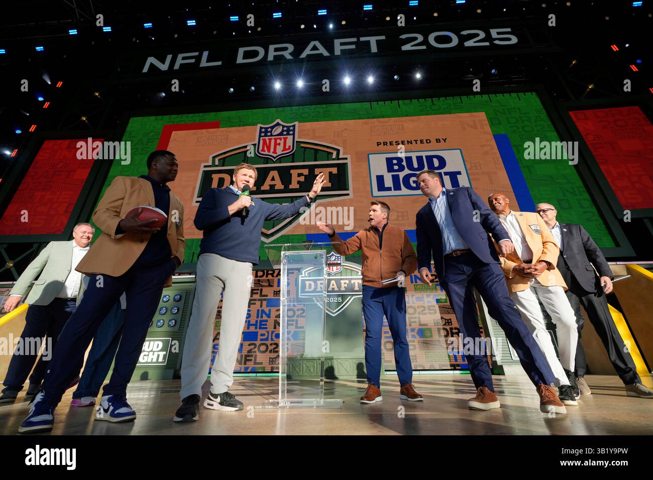 Green Bay Packers president Mark Murphy speaks during a handoff ...