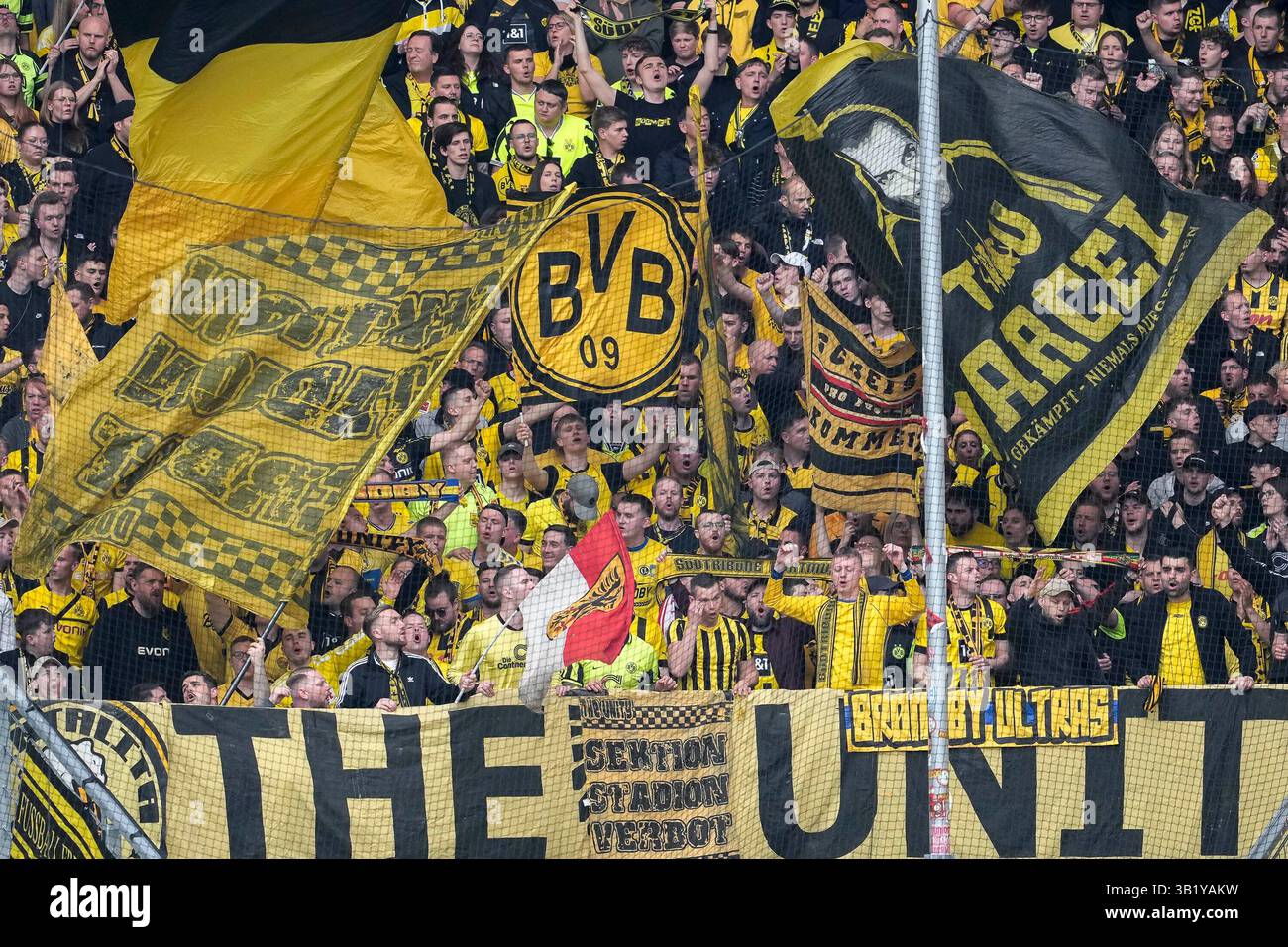 Sinsheim, Deutschland. 26th Apr, 2025. Die mitgereisten Ultras von ...