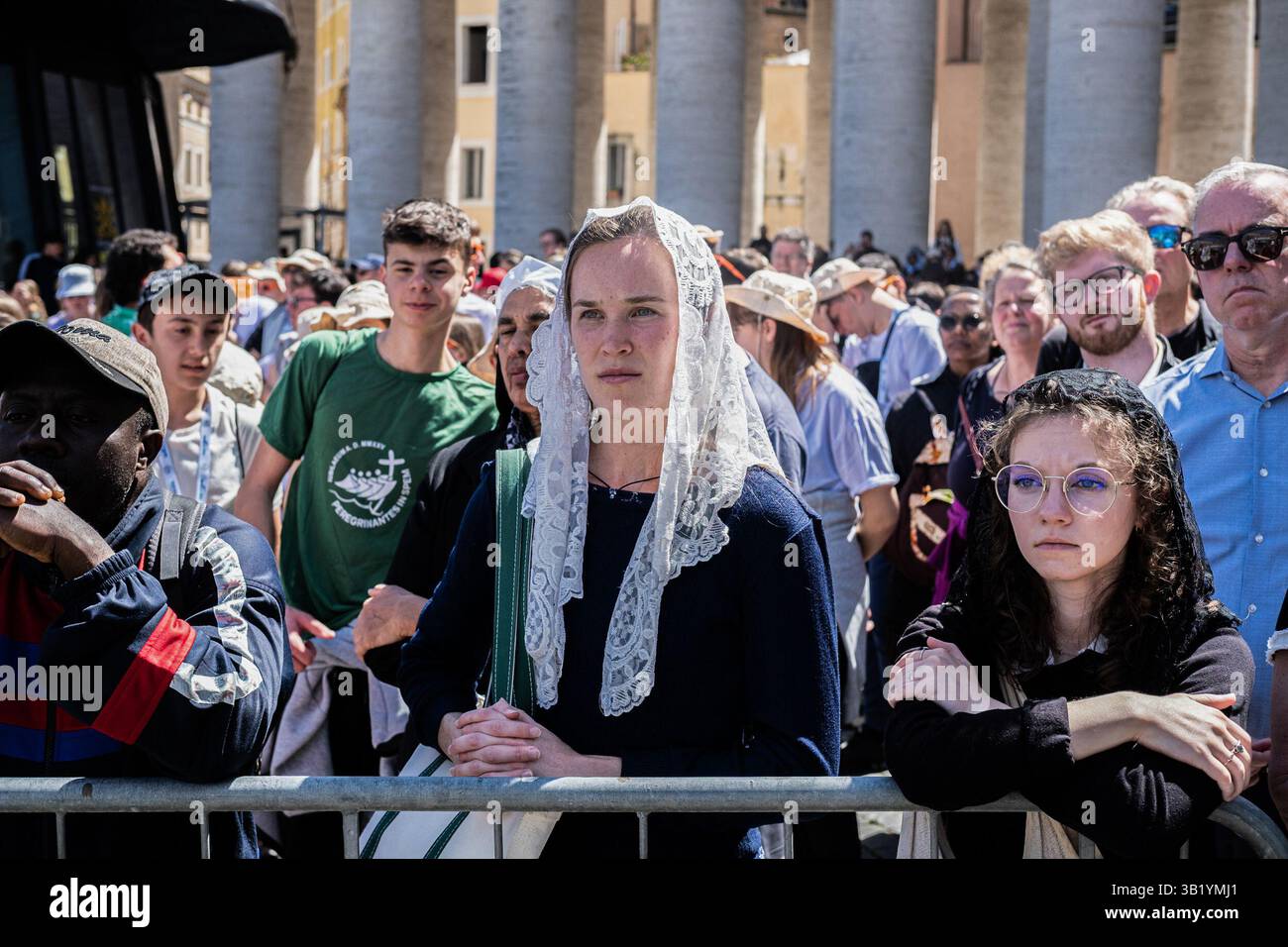 Vatican City, Vatican. 26th Apr 2025. Catholic faithful pray for Pope Francis during the funeral ...