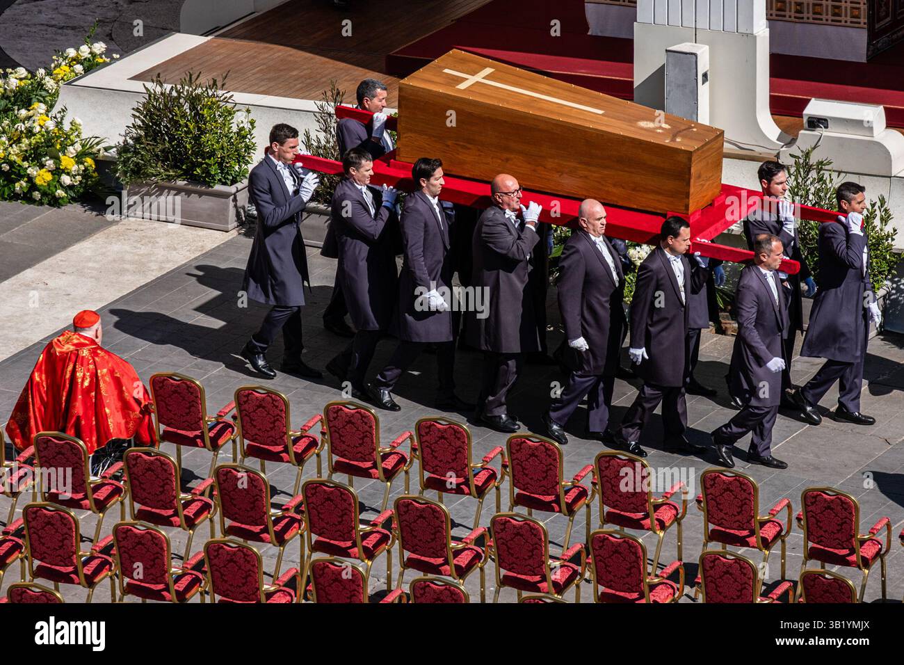Vatican City, Vatican. 26th Apr 2025. General view of the arrival of Pope Francis' coffin ...