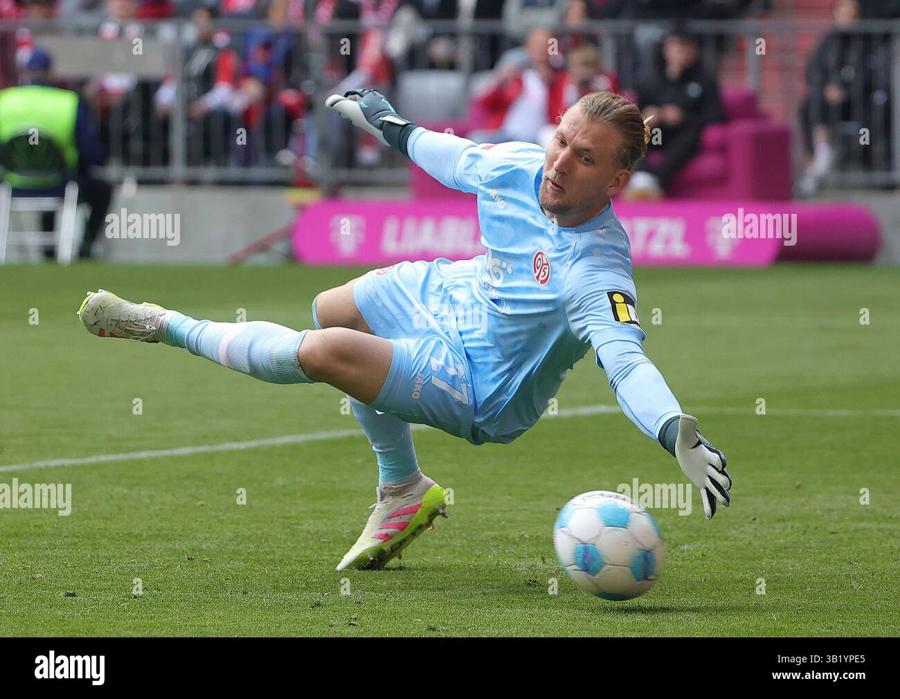 Munich, Germany. 26th Apr, 2025. FSV Mainz 05's goalkeeper Robin ...