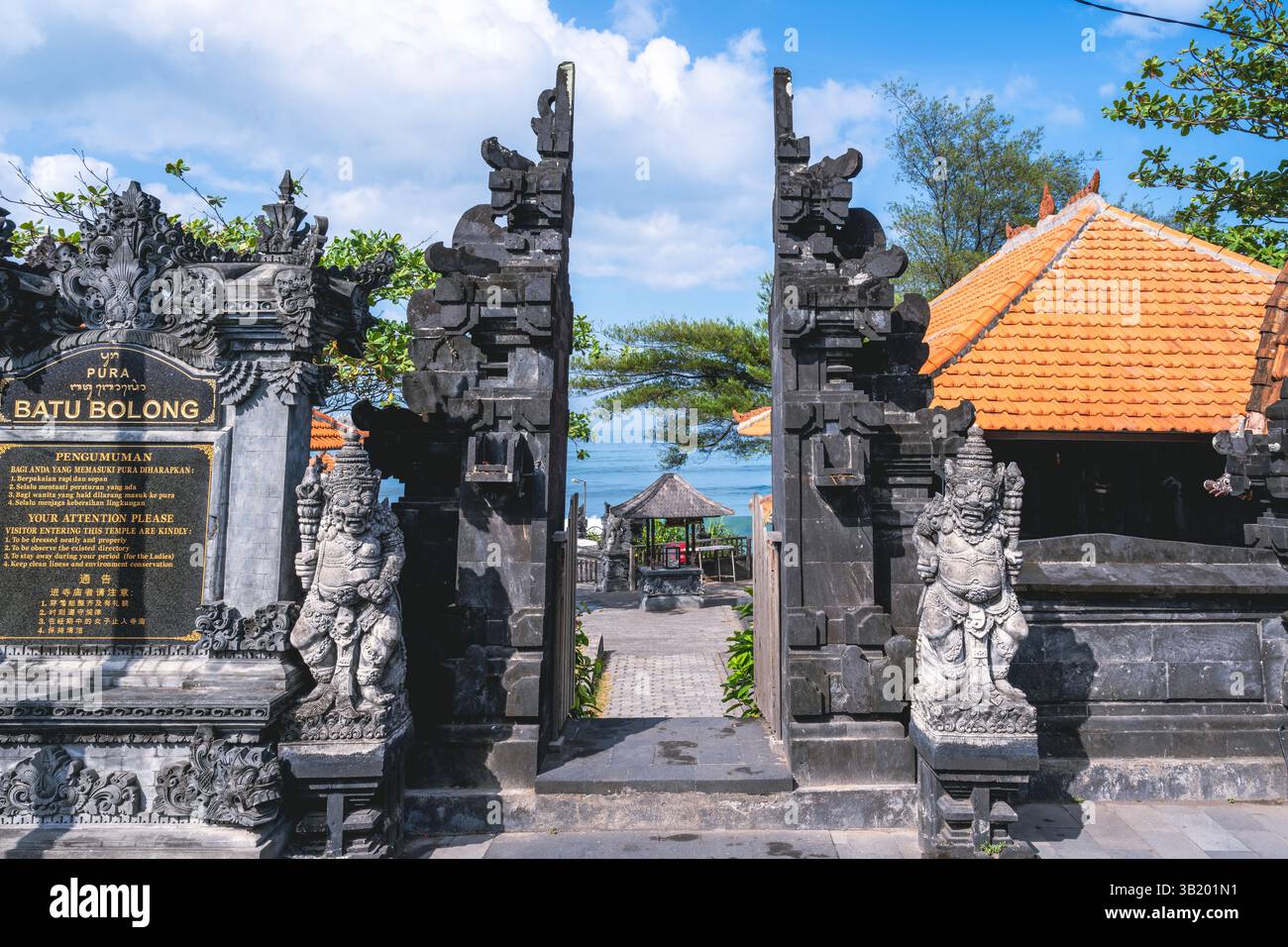 Famous Tanah Lot temple on Bali island. Batu Bolong Balenese Hindu temple in Tanah Lot temple ...