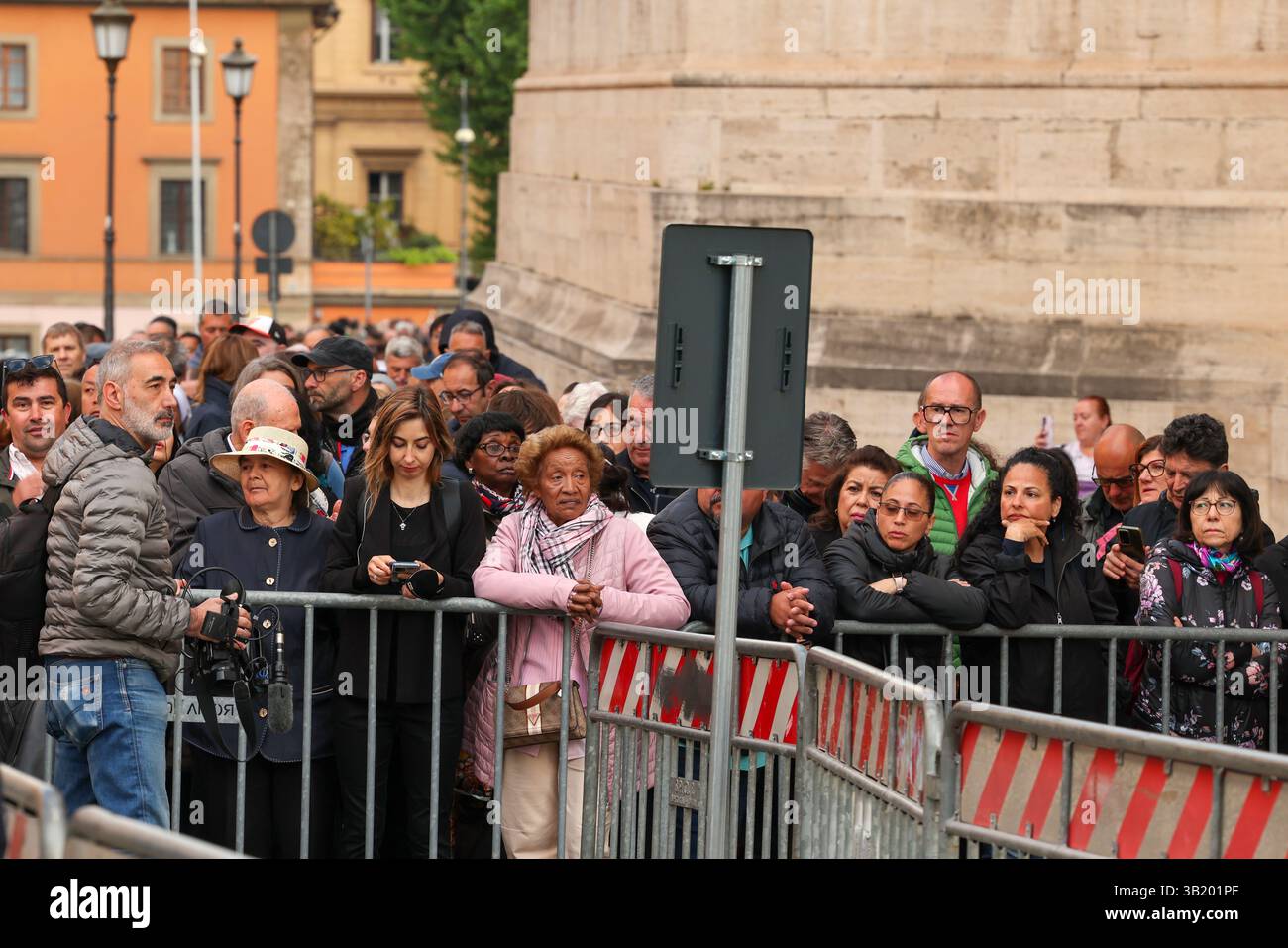 Rom, Italy. 27th Apr, 2025. The first visitors wait in front of the ...