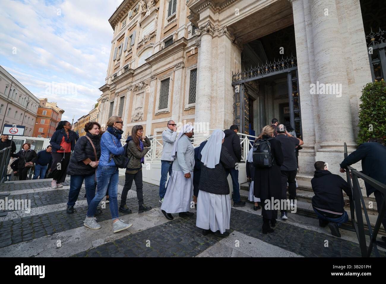 27 April 2025, Italy, Rom: The first visitors arrive at the Basilica of ...