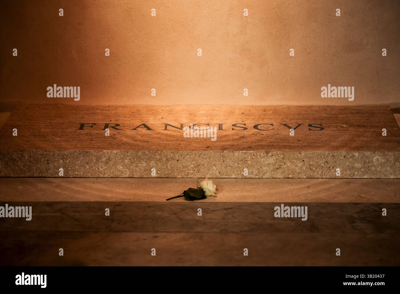 Rom, Italy. 27th Apr, 2025. A white rose lies at the tomb of the late ...