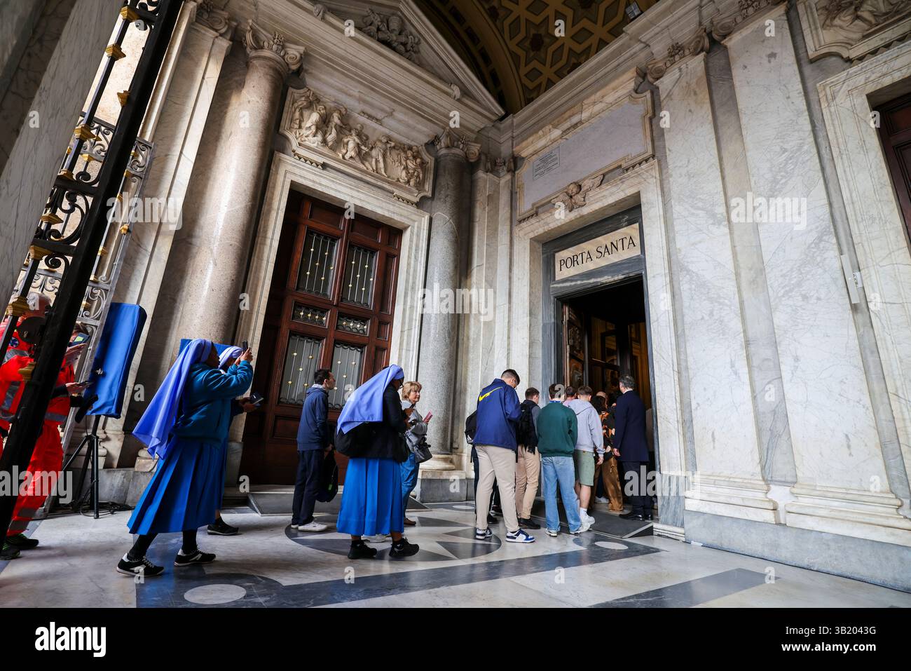 Rom, Italy. 27th Apr, 2025. People enter the Basilica of Santa Maria ...