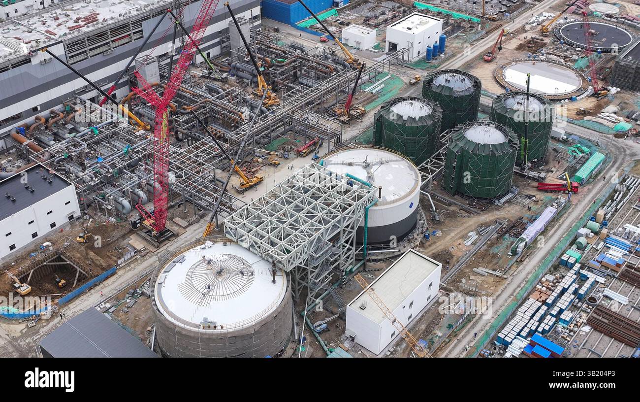 Workers are engaged in the construction of the first "300MW" salt ...