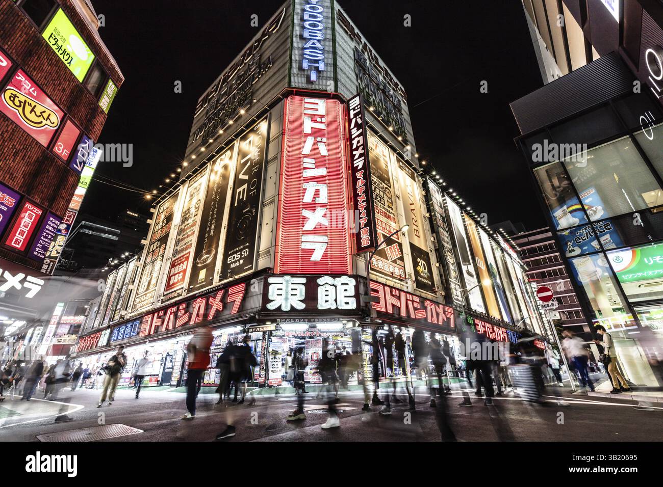 TOKYO, JAPAN - MAY 18 2019: Neon signs illuminate Tokyo's busy Shinjuku ...