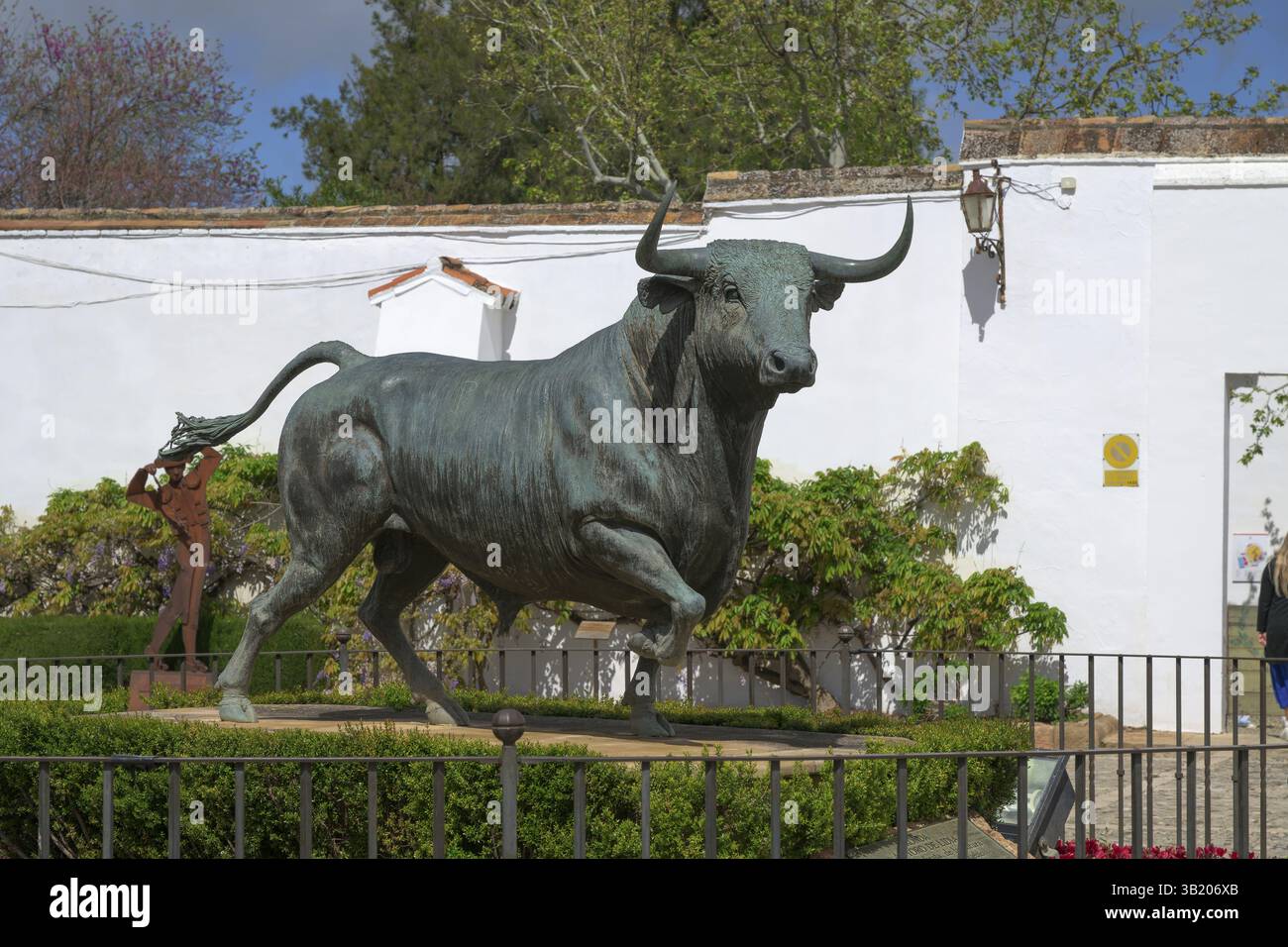 Bronze statue of a fighting bull, Monumento al toro de Lidia, Plaza de ...