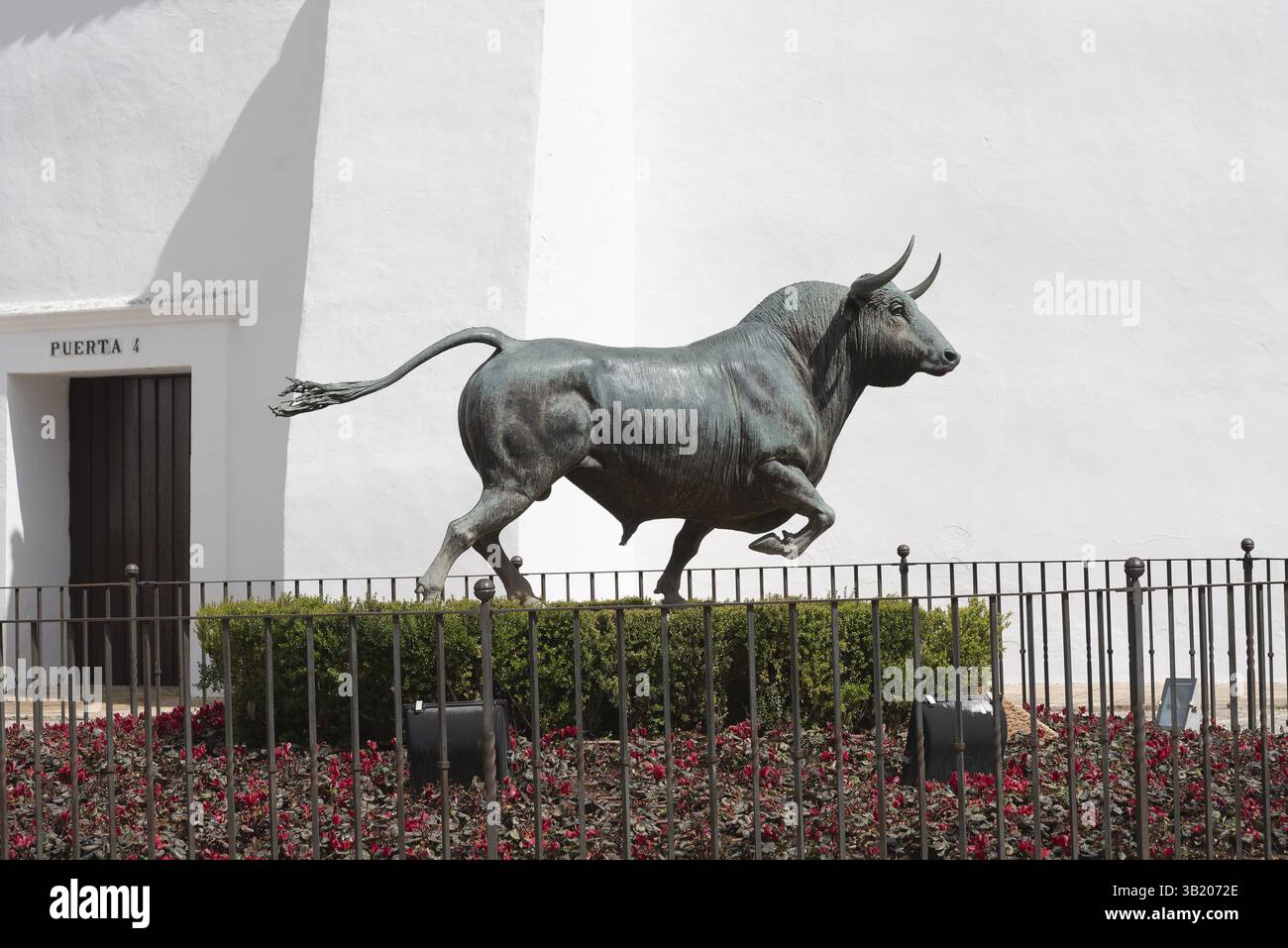 Bronze statue of a fighting bull, Monumento al toro de Lidia, Plaza de ...
