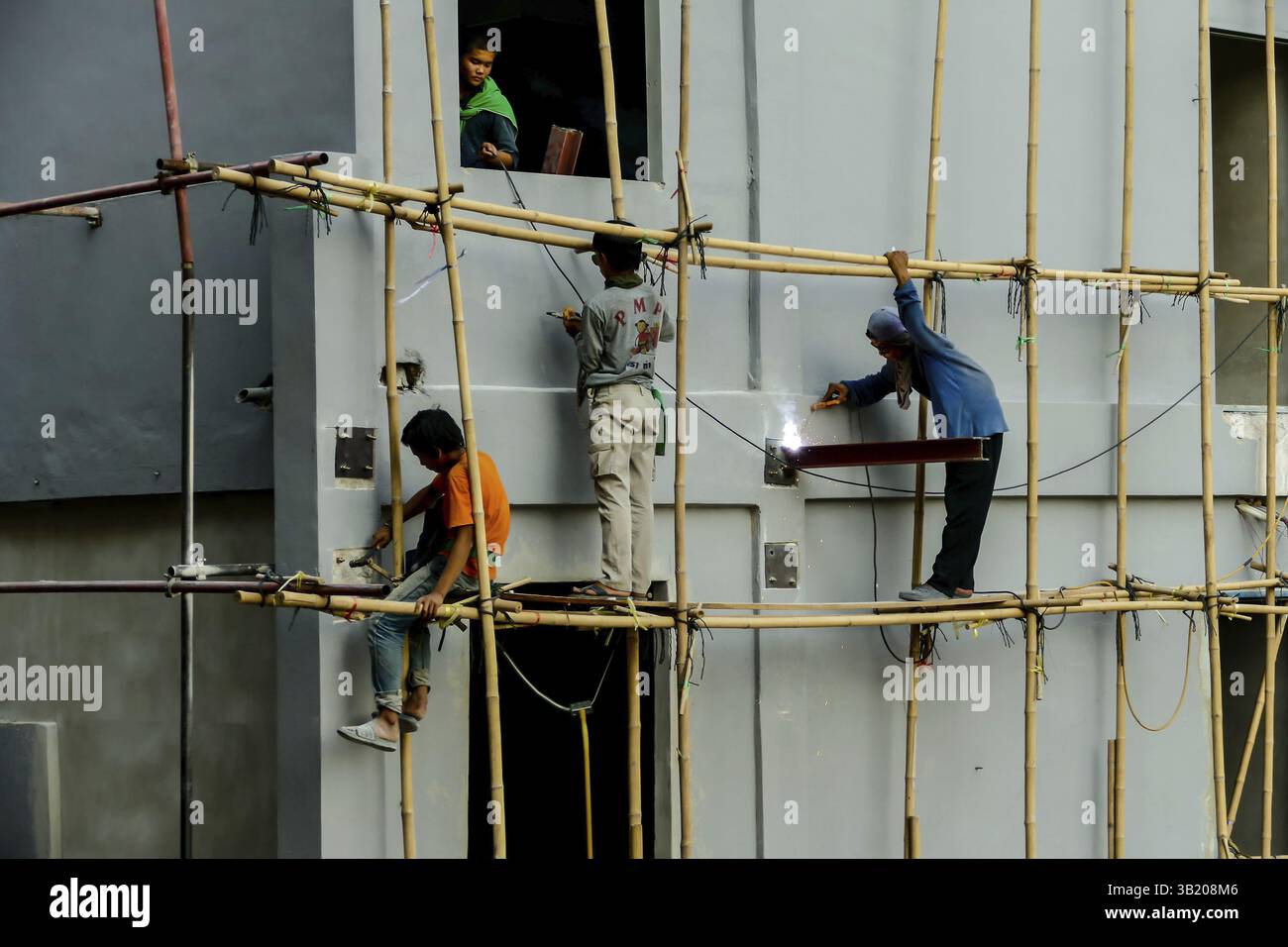 Oldest worker hi-res stock photography and images - Alamy