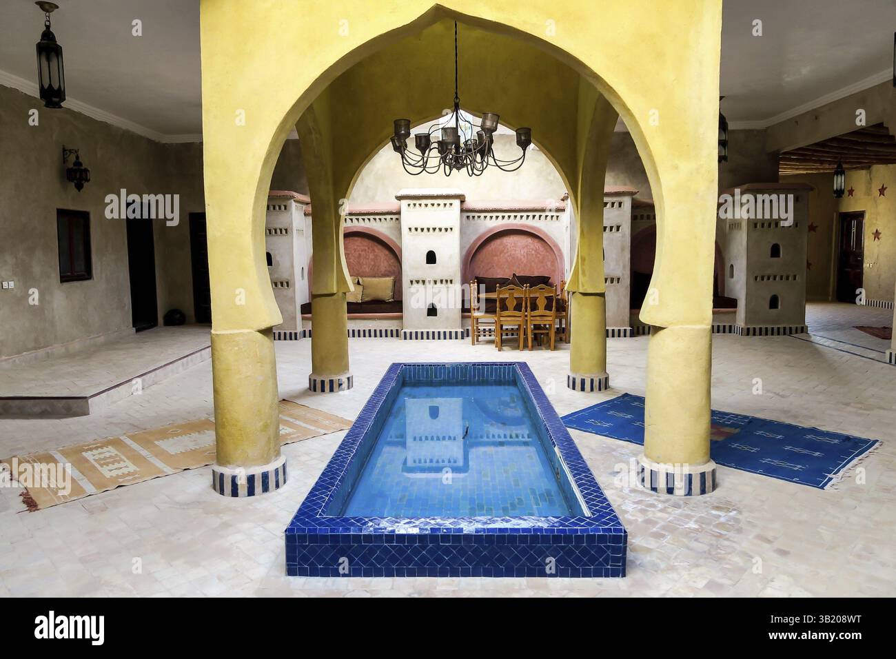 Interior view of palace corridors hi-res stock photography and images ...