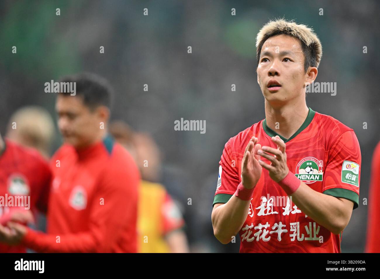 Beijing Guoan Football Club defeated Henan Jiuzu Dukang Football Club ...