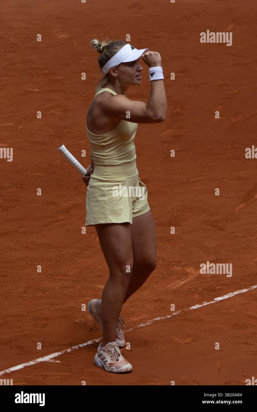 Madrid, Spain. 26th Apr, 2025. Ukrainian Yuliia Starodubtseva plays against Russian Liudmila ...