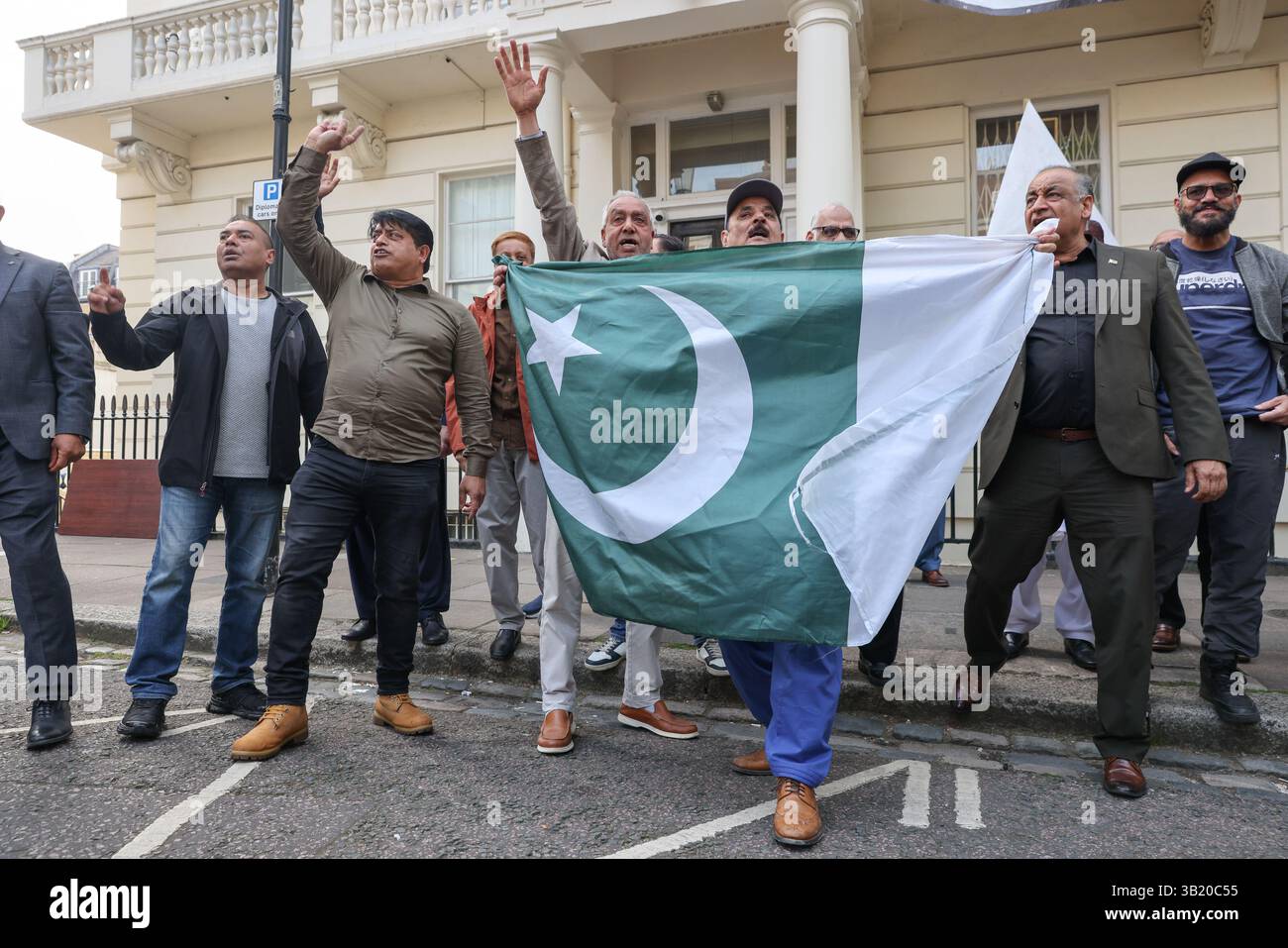 London, UK. 25th Apr, 2025. Members of the Pakistani community hold a ...