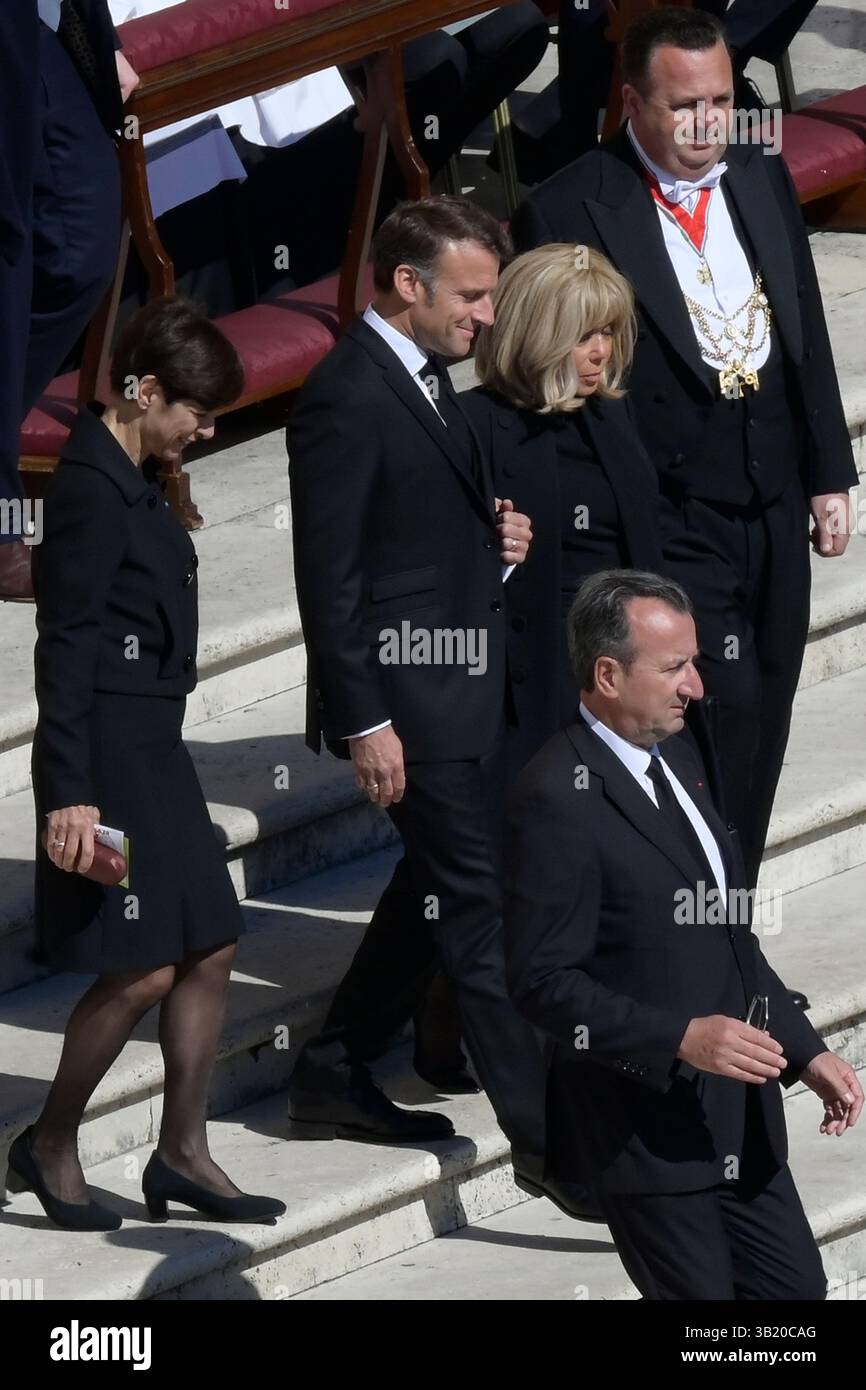 Vatican City, Italy. 26th Apr, 2025. Emmanuel Macron (l) and his wife ...