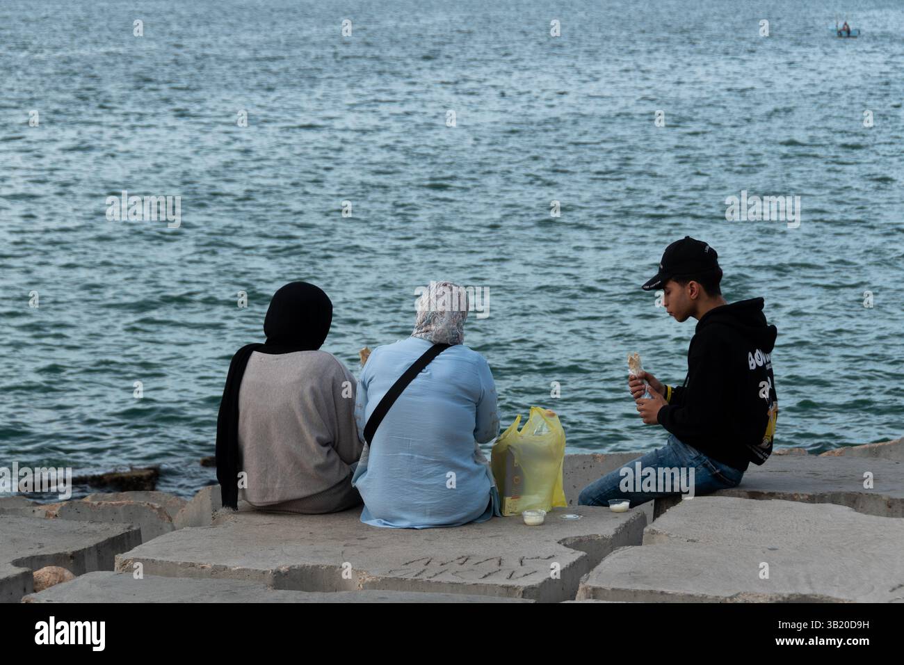Picnic frente al mar en Alejandría, Egipto Stock Photo - Alamy