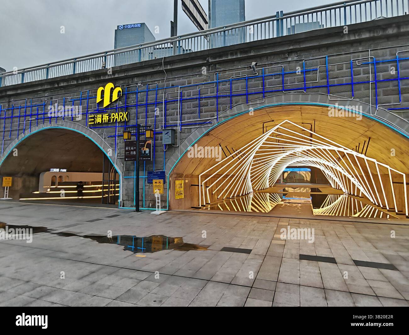 The cool light and shadow design of the No. 2 bridge arch of Sandong bridge in Chongqing, China ...