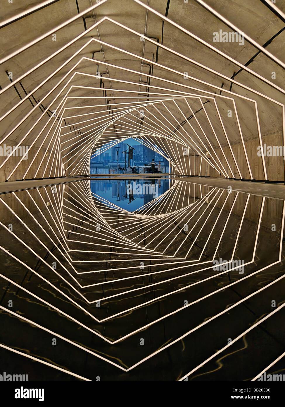 The cool light and shadow design of the No. 2 bridge arch of Sandong bridge in Chongqing, China ...