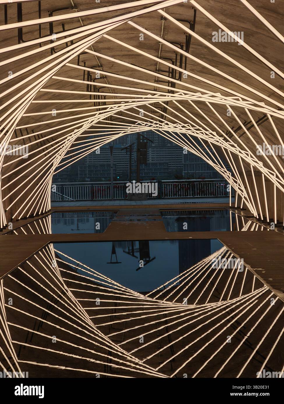 The cool light and shadow design of the No. 2 bridge arch of Sandong bridge in Chongqing, China ...