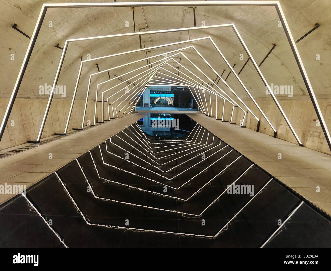 The cool light and shadow design of the No. 2 bridge arch of Sandong bridge in Chongqing, China ...