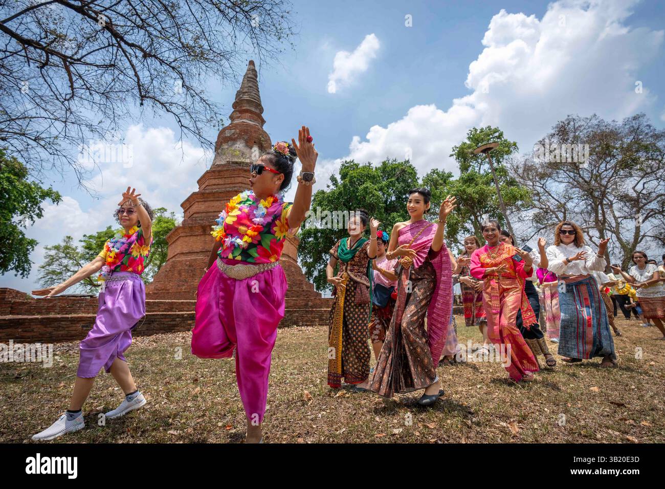 Ayutthaya, Ayutthaya, Thailand. 27th Apr, 2025. Local residents take ...