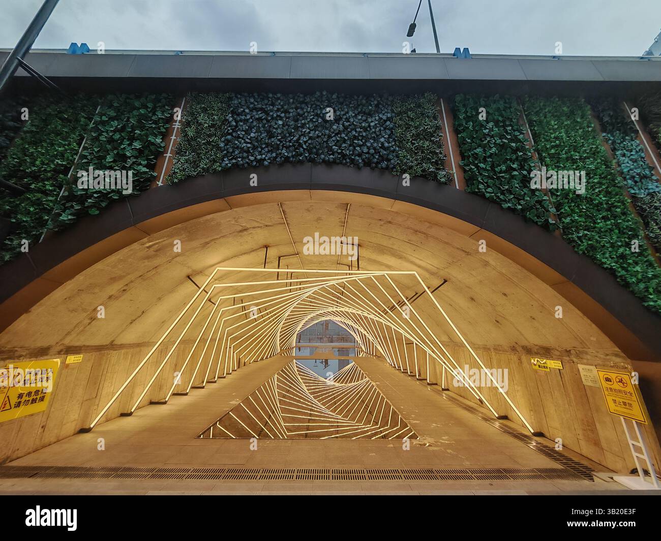 The cool light and shadow design of the No. 2 bridge arch of Sandong bridge in Chongqing, China ...
