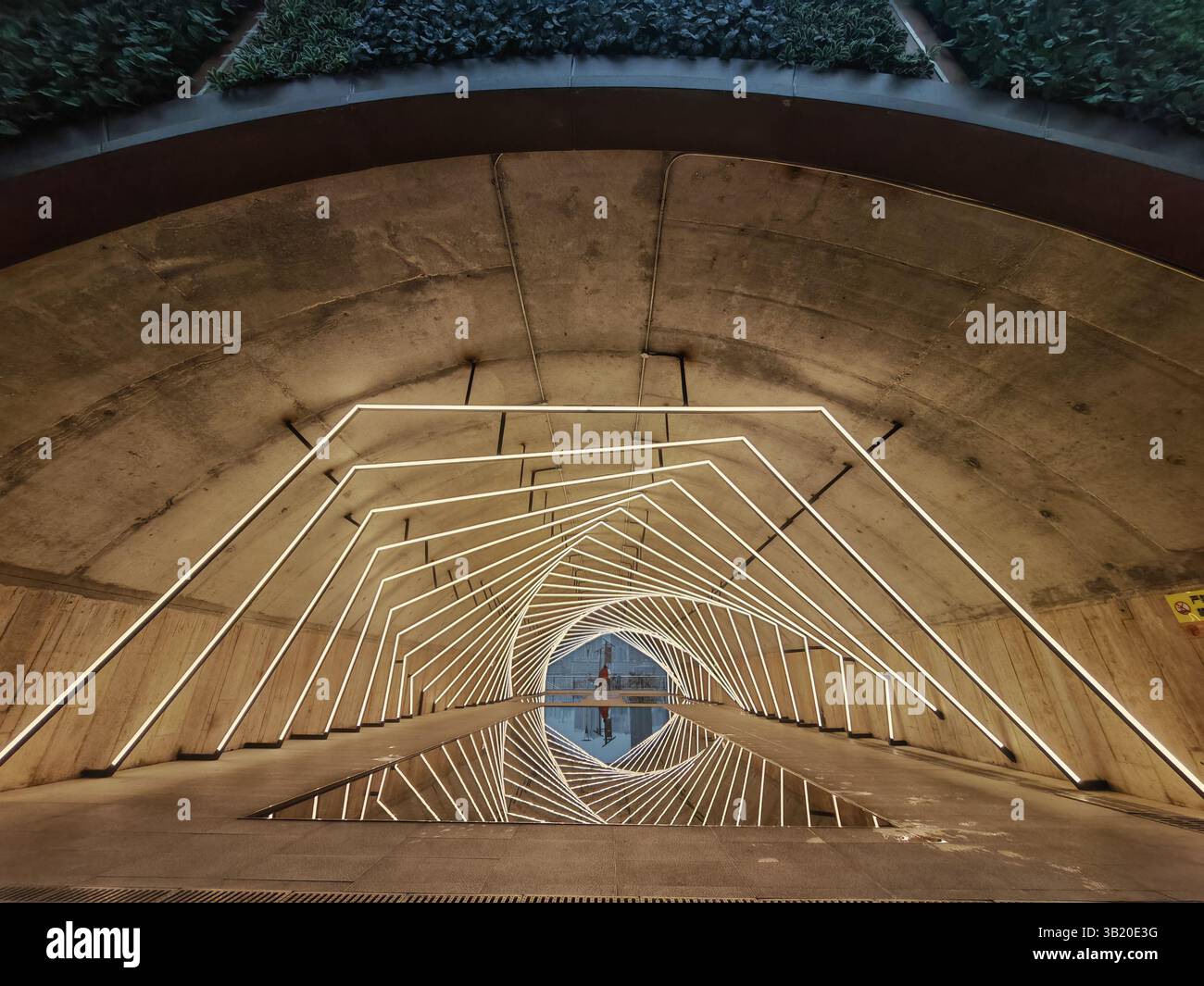 The cool light and shadow design of the No. 2 bridge arch of Sandong bridge in Chongqing, China ...