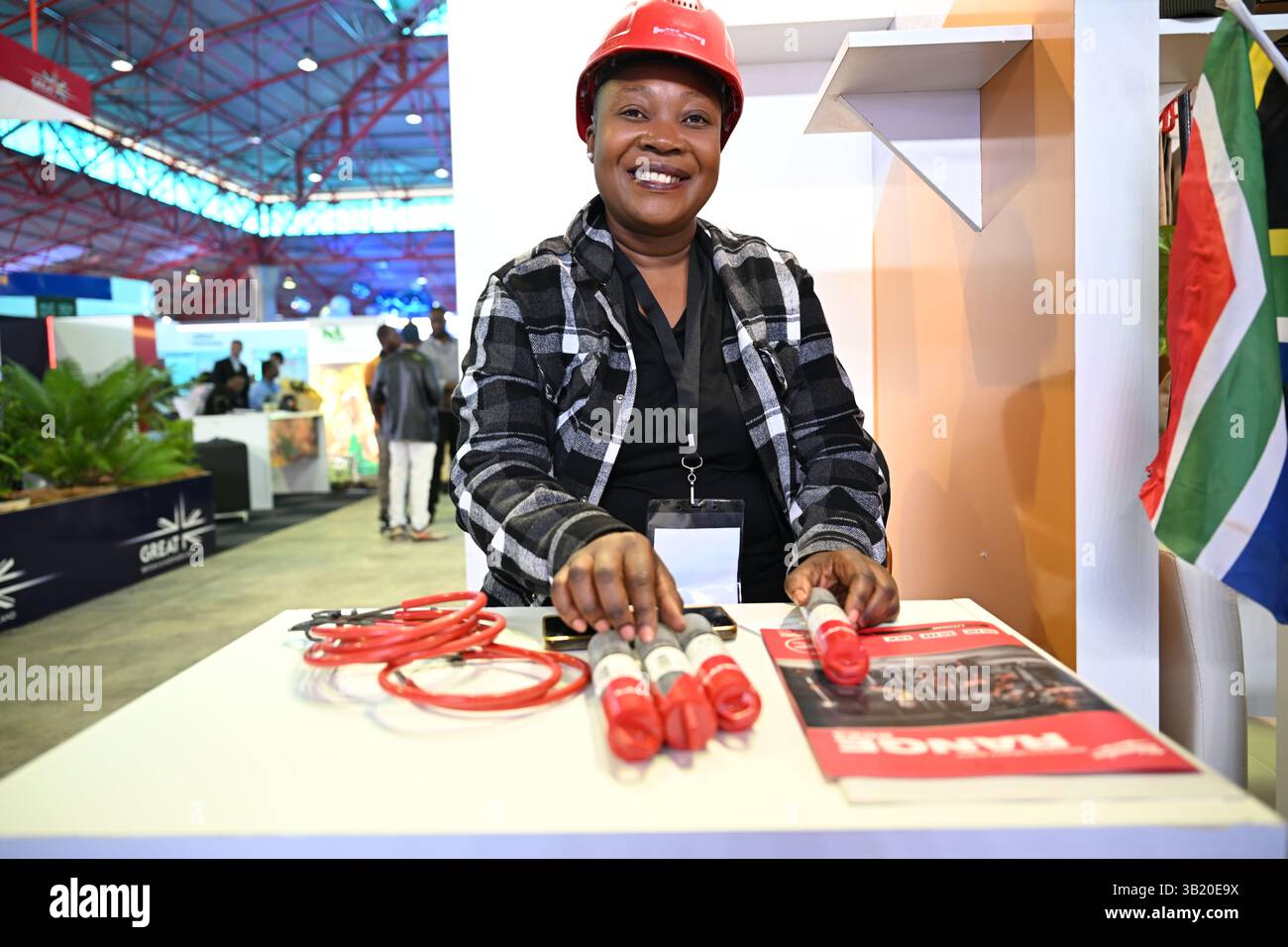 (250427) -- BULAWAYO, April 27, 2025 (Xinhua) -- Rachael Dube, sales ...