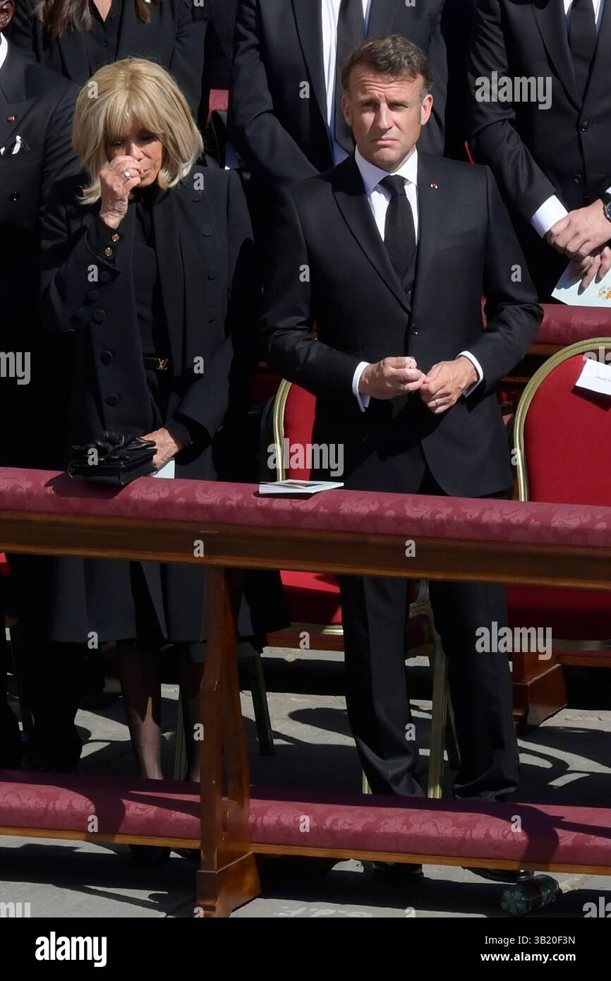 Vatican City, Italy. 26th Apr, 2025. Emmanuel Macron (l) and his wife ...