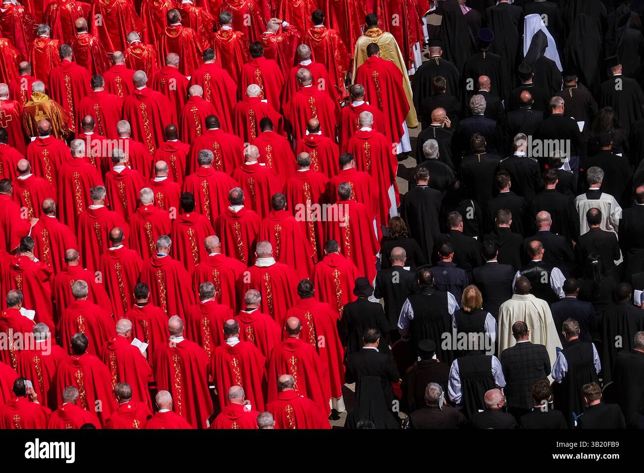 Cardinals arrive at the funeral of Pope Francis in St. Peter's Square ...