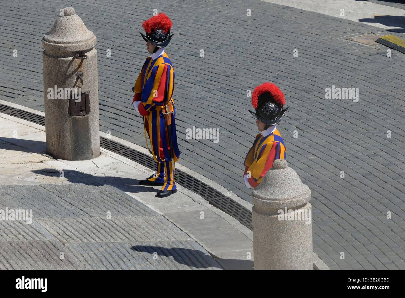 Vatican City, Italy. 26th Apr, 2025. The Swiss Guards, the Pope's ...