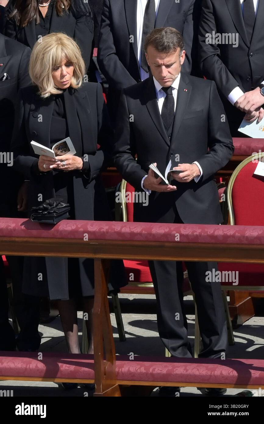 Vatican City, Italy. 26th Apr, 2025. Emmanuel Macron (l) and his wife ...